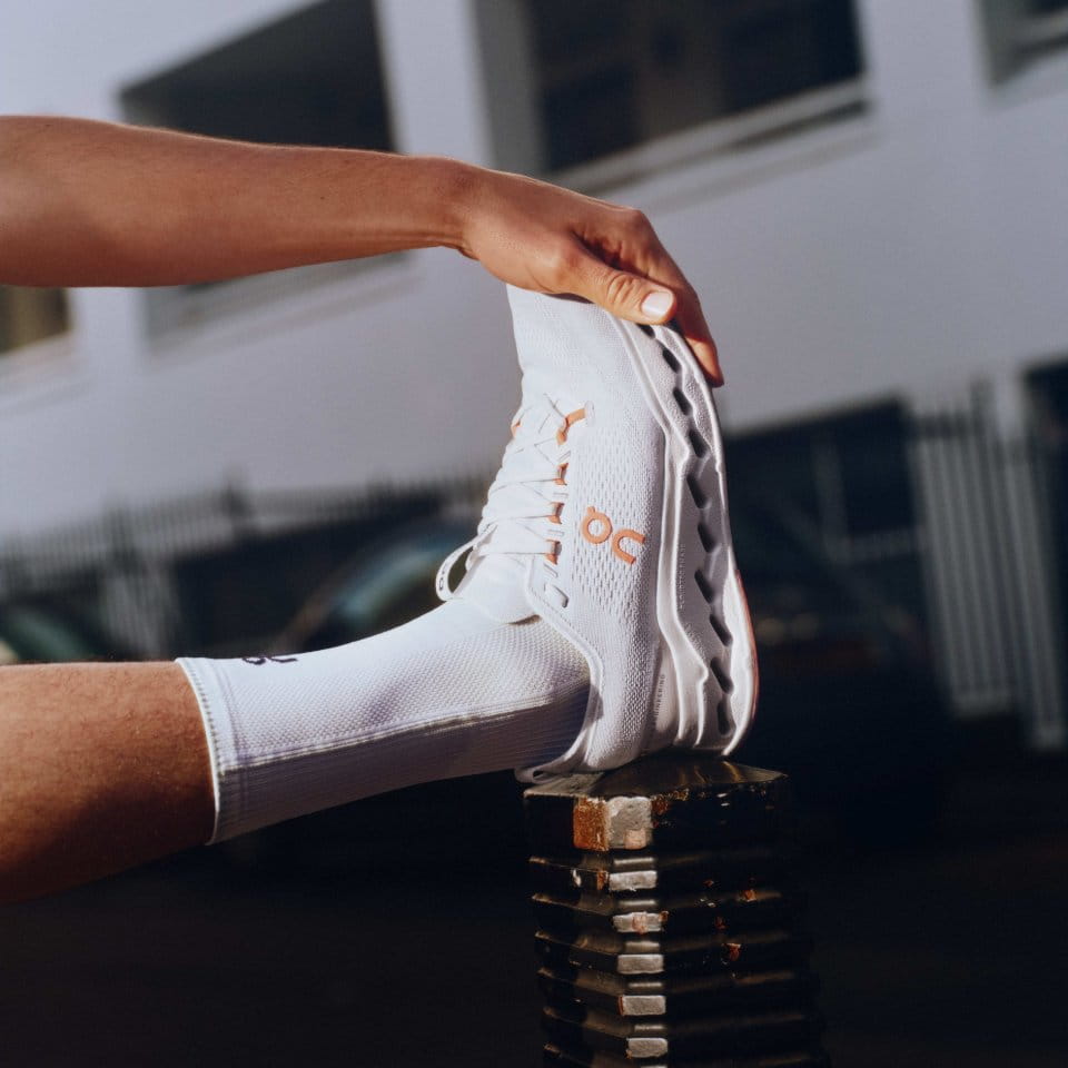 Chaussures de On Running Cloudsurfer Max - Top4Running.fr